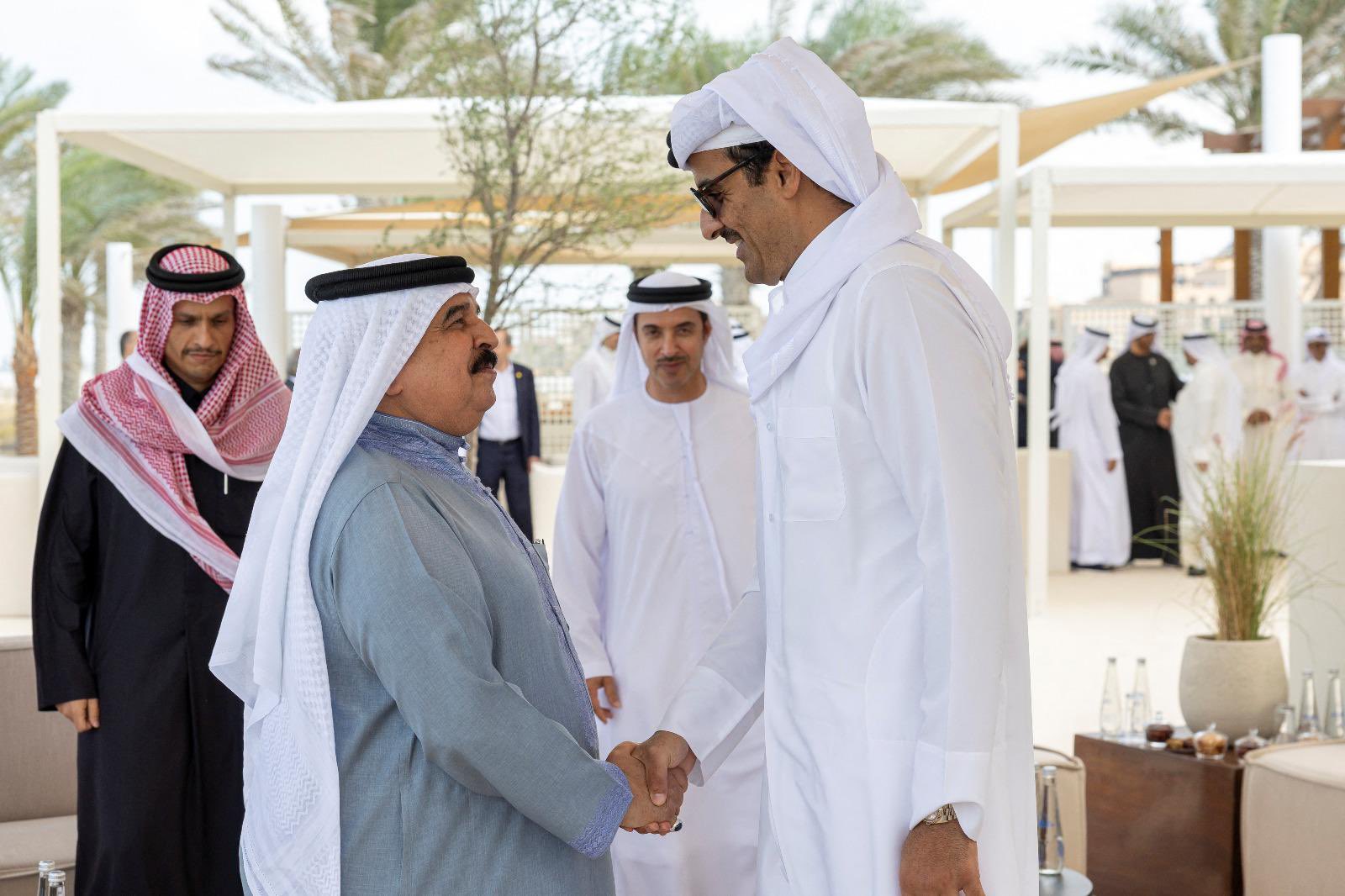 Hamad Al Khalifa’’ Stands Humbly, Apologizing to the ‘’Emir of Qatar ...